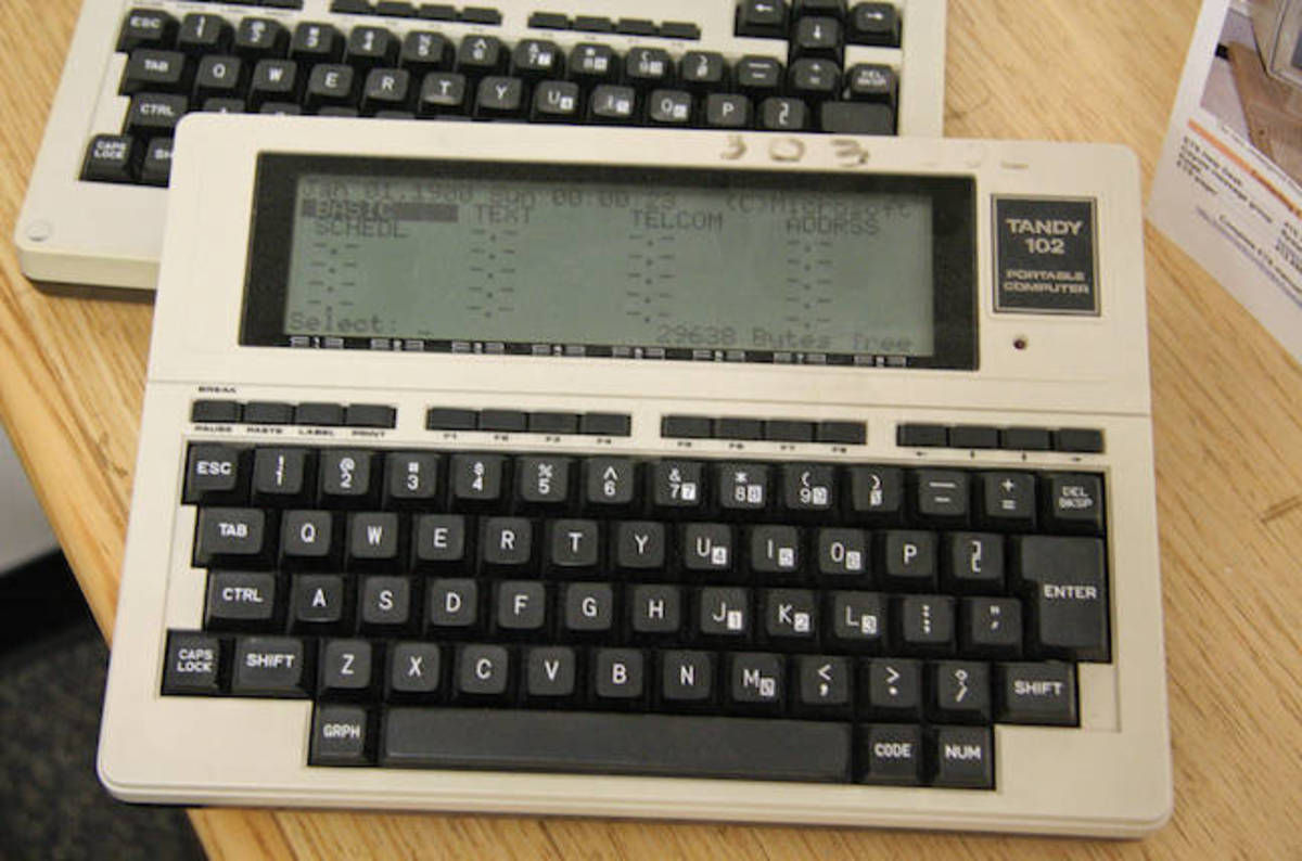 Tandy 102 proto-laptop still alive and beeping after 30 years, complete ...