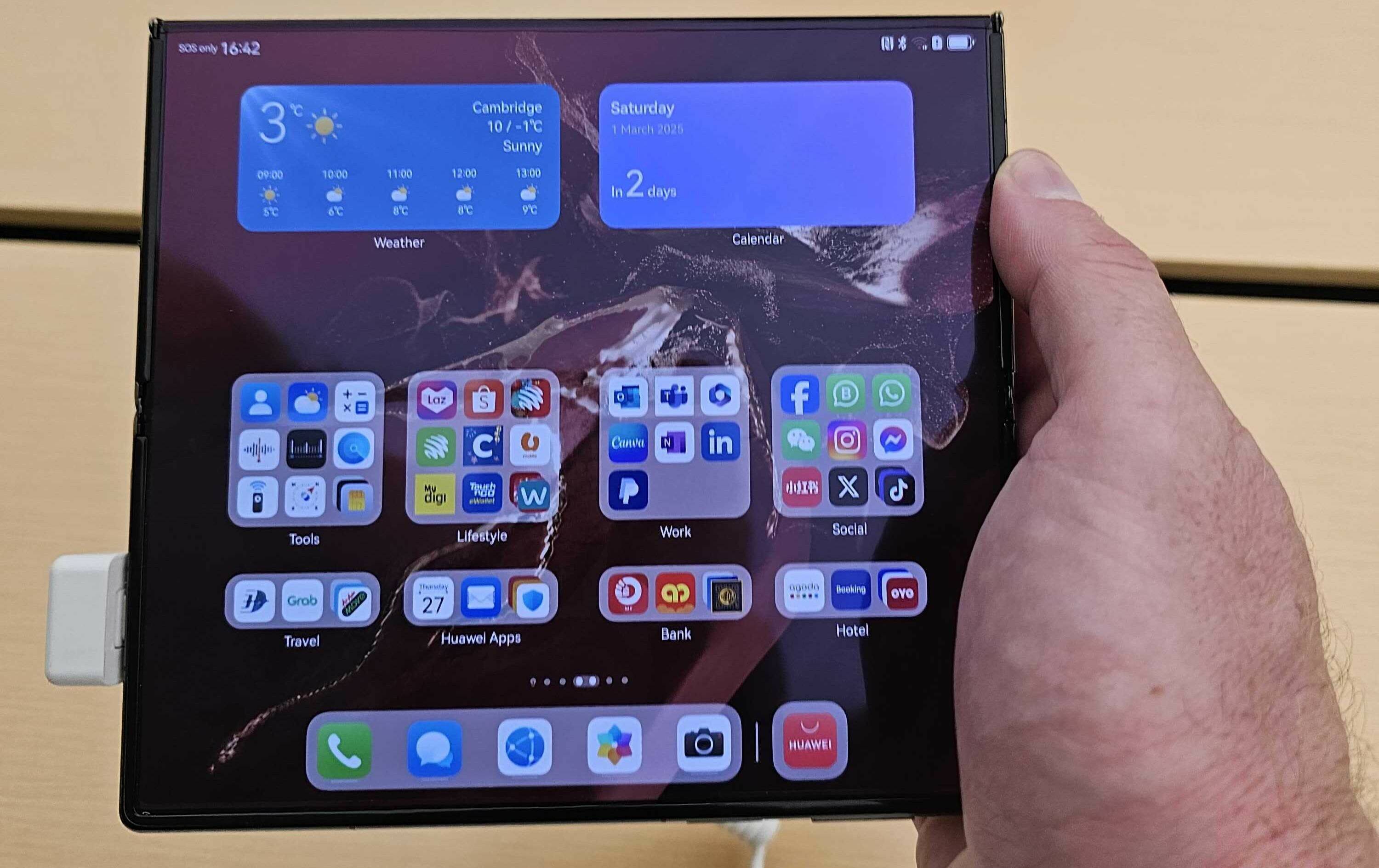 The Register tests Huawei's bonkers three-screen smartphone • The Register